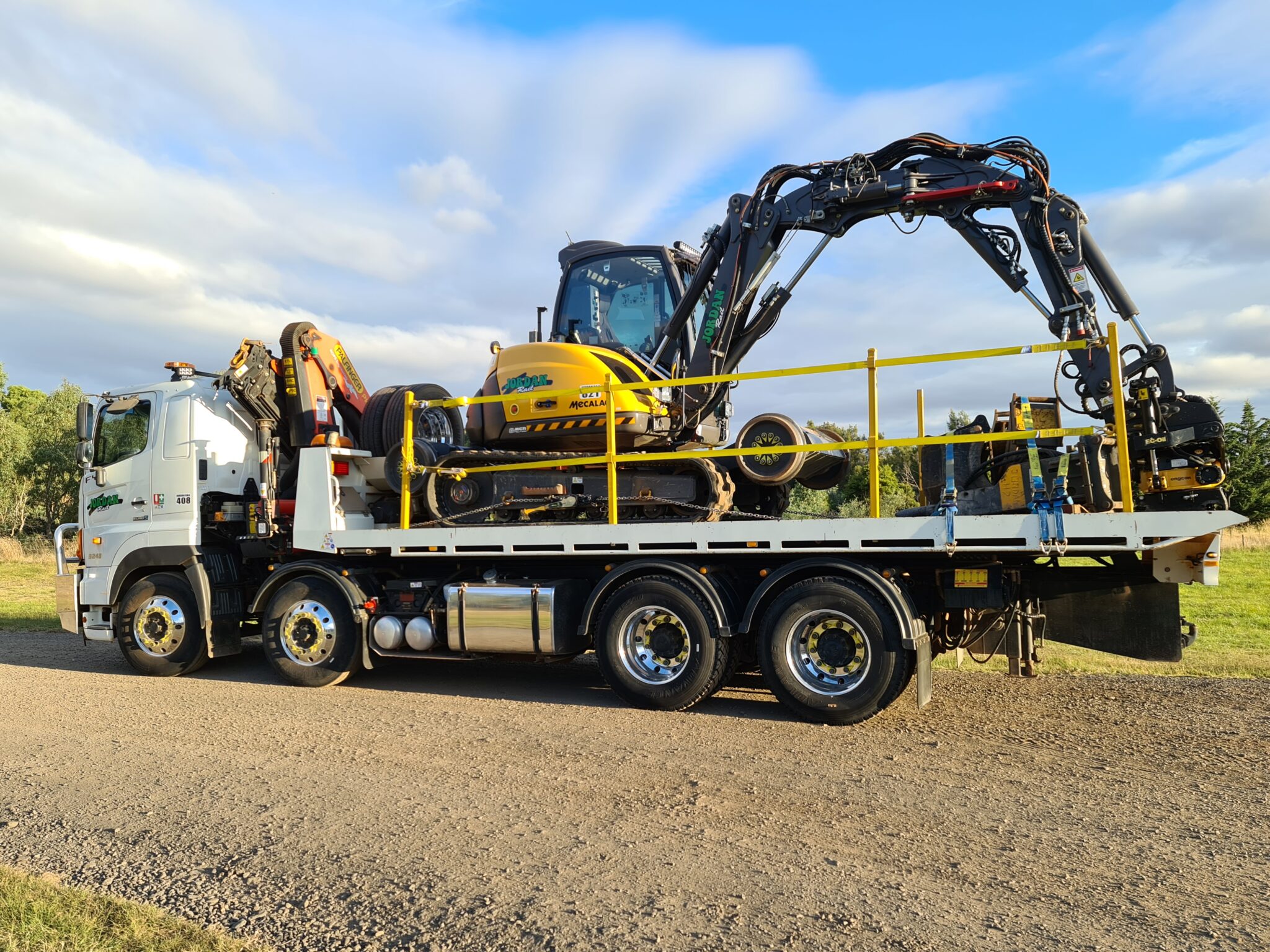 HINO 700, 8x4 Tilt Tray & Crane Truck - Jordan Rail
