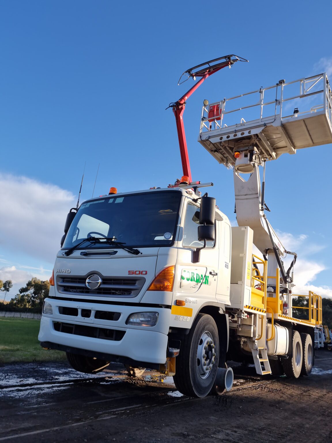 Hi-Rail EWP Truck - Jordan Rail